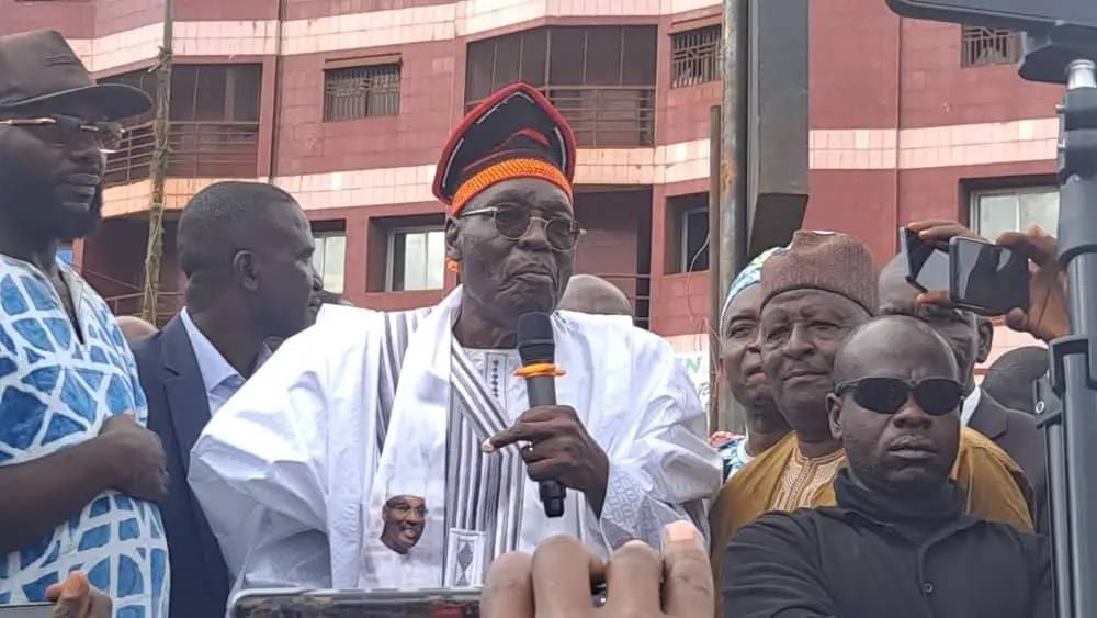 Cameroun 2025 : À Bamenda, Issa Tchiroma enfilé ses excuses et promet ...